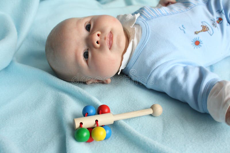 Bebé rapaz com um chocalho foto de stock. Imagem de infante - 13115728