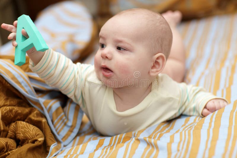 Bebé con alfabeto foto de archivo. Imagen de alfabeto - 23281782