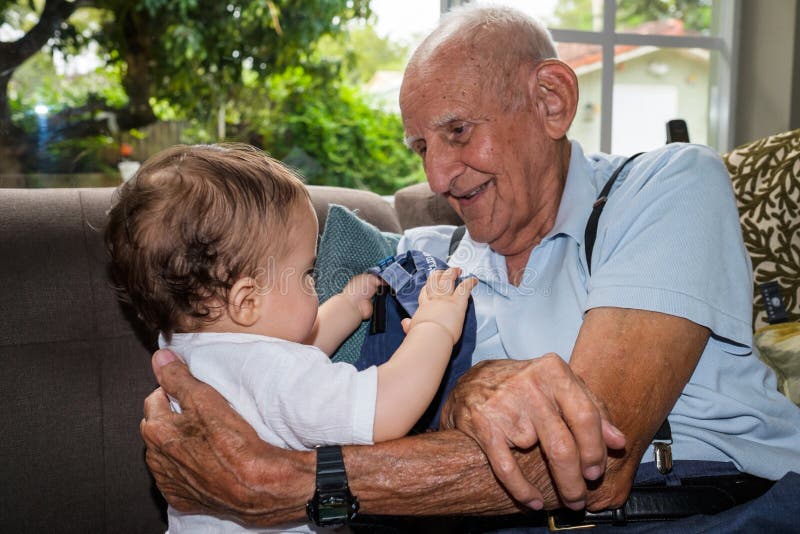 Bebé con el bisabuelo imagen de archivo. Imagen de interior - 43647773