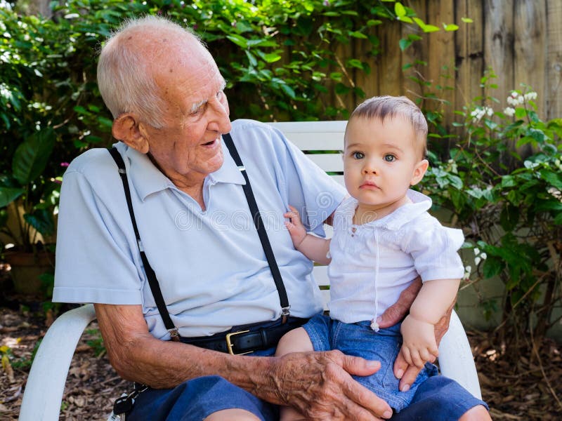 Bebé con el bisabuelo imagen de archivo. Imagen de interior - 43647773