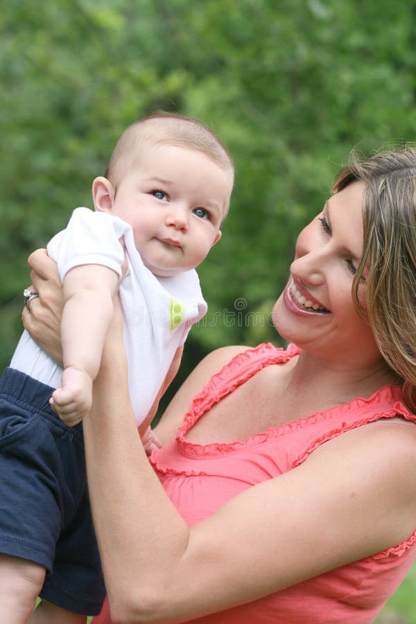 Bebé con la mama foto de archivo. Imagen de maternidad - 10007812