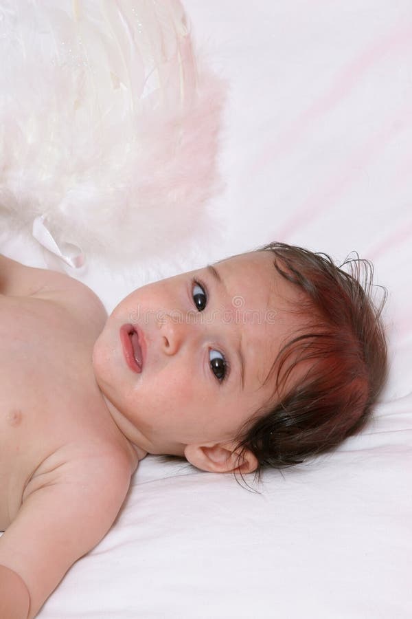 Bebé Con Las Alas Del ángel Imagen de archivo - Imagen de rosa, infante ...