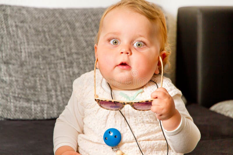Bebé con las gafas de sol imagen de archivo. Imagen de sombrero - 25678579
