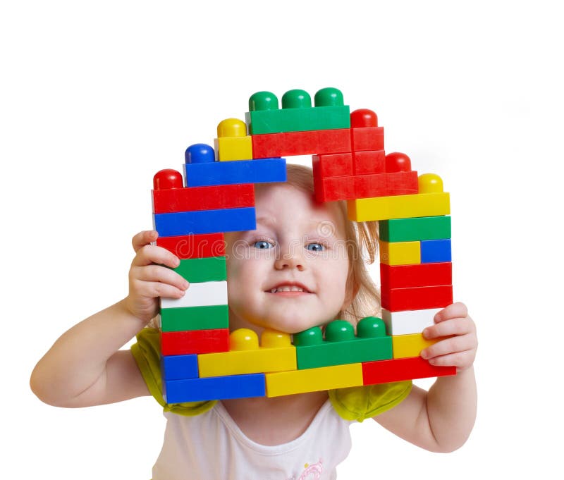El Pequeño Niño Que Construye Una Torre De Los Cubos. Foto de archivo ...