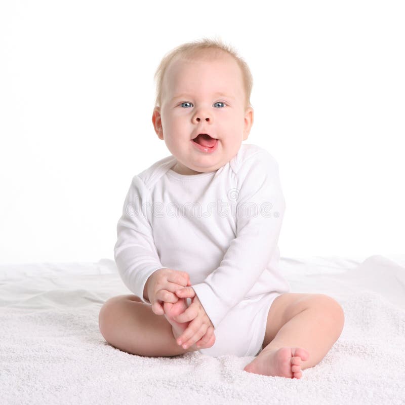 Bebé de risa tímido feliz imagen de archivo. Imagen de infante - 16360077