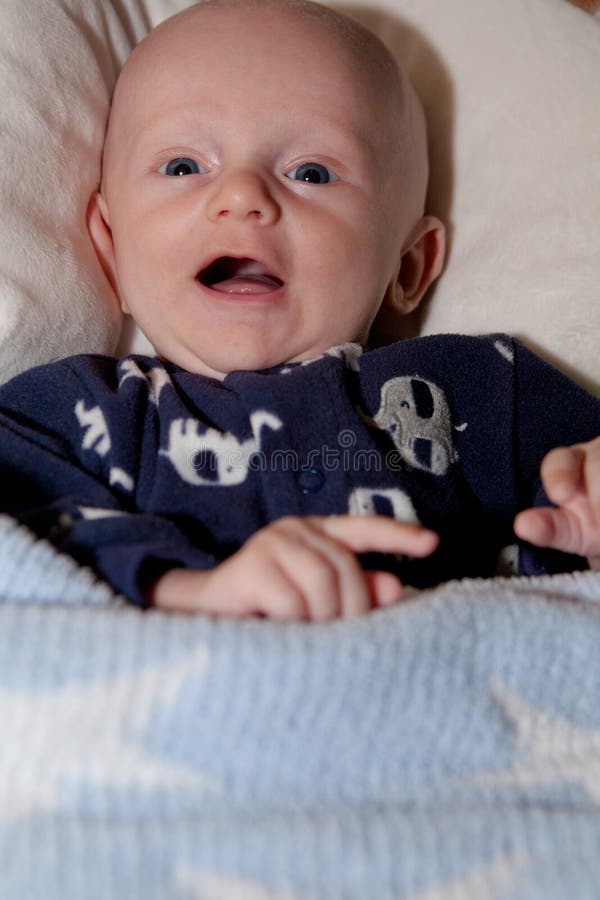 Bebé Calvo Con Los Ojos De Big Blue Fotos de stock - Fotos libres de ...