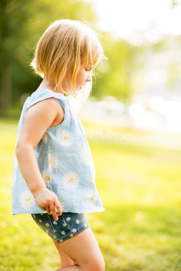 Perfil de un bebé foto de archivo. Imagen de verde, hierba - 48242854