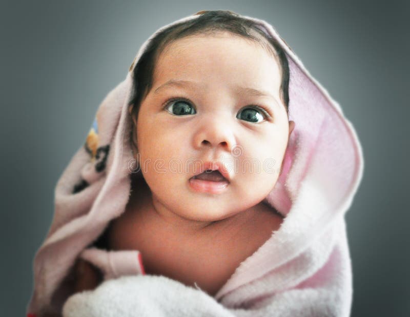 Bebé en color de rosa imagen de archivo. Imagen de oscuro - 13079757