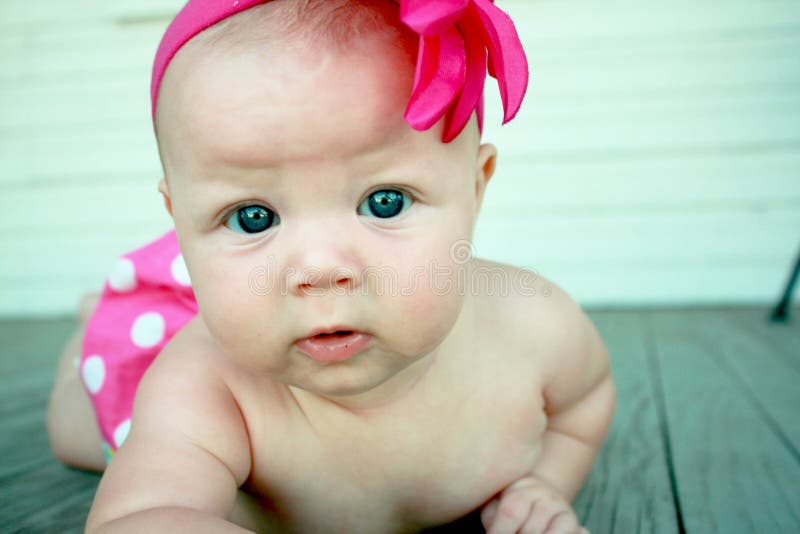 Bebé en color de rosa imagen de archivo. Imagen de muchacha - 15254563