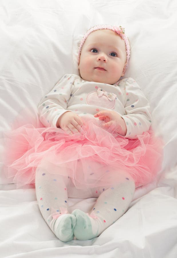 Bebé Que Lleva Un Tutú Del Melocotón Bebé Sonriente Lindo Que Miente En ...