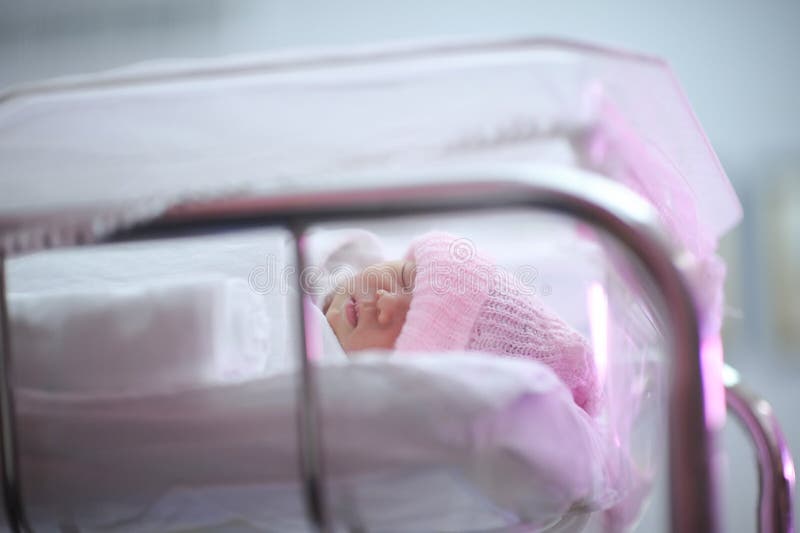 Bebé en incubadora foto de archivo. Imagen de bueno, bebé - 83990490