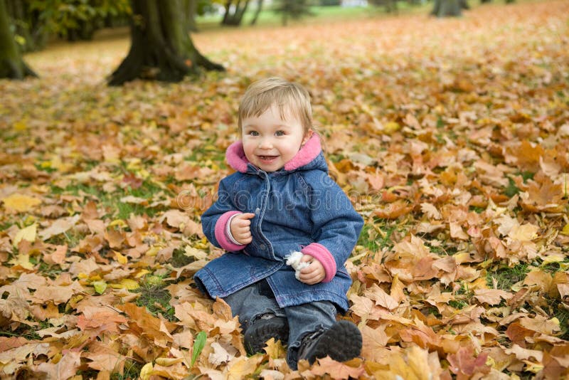 Bebé en parque foto de archivo. Imagen de lindo, anaranjado - 6718586