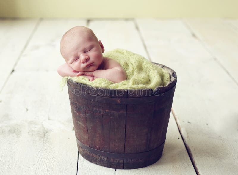 Bebé en un cubo imagen de archivo. Imagen de verde, apoyado - 30694351