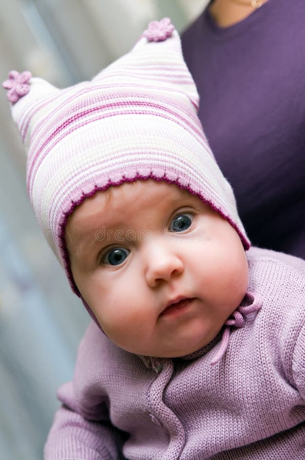 Bebé en violeta foto de archivo. Imagen de cabrito, bebé - 15929004