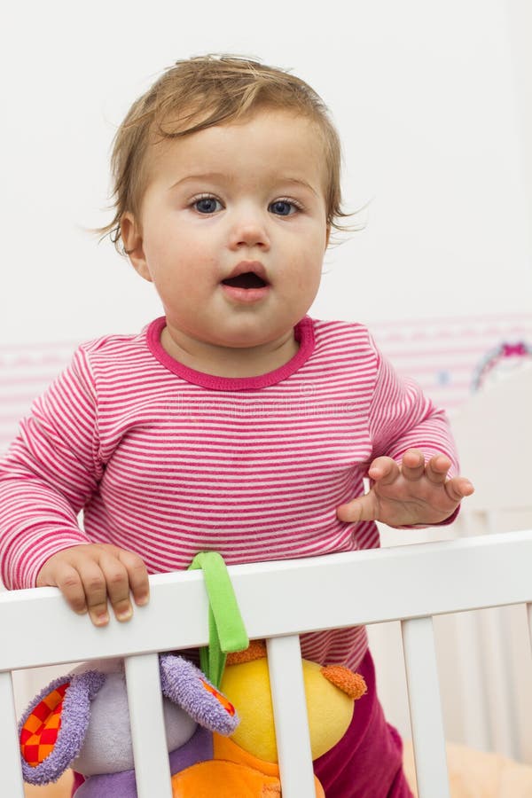 Cara Gritadora Triste Irritable Del Niño Del Bebé Imagen de archivo ...