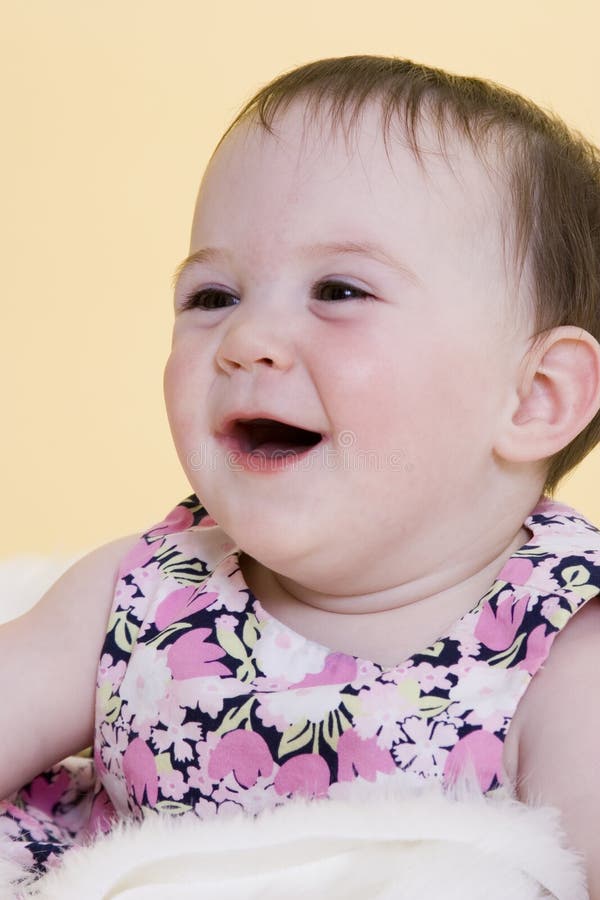 Bebé Feliz Levantando Las Manos Imagen de archivo - Imagen de sonriente ...