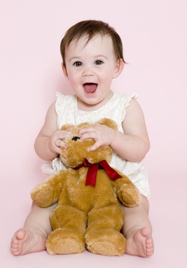 Bebé Feliz Levantando Las Manos Imagen de archivo - Imagen de sonriente ...