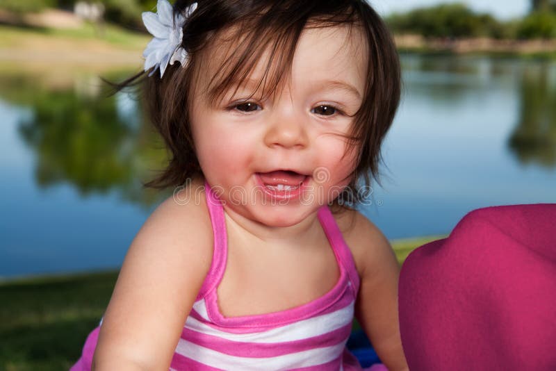 Bebé feliz imagem de stock. Imagem de pessoa, fêmea, flor - 21193027