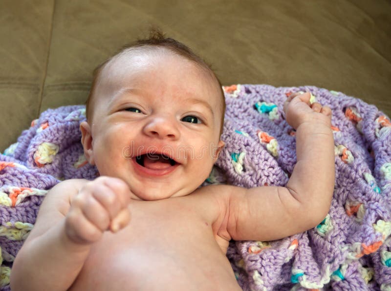 Bebé feliz en jardín imagen de archivo. Imagen de cara - 11781433