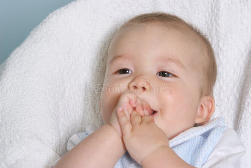 Bebé Feliz Levantando Las Manos Imagen de archivo - Imagen de sonriente ...