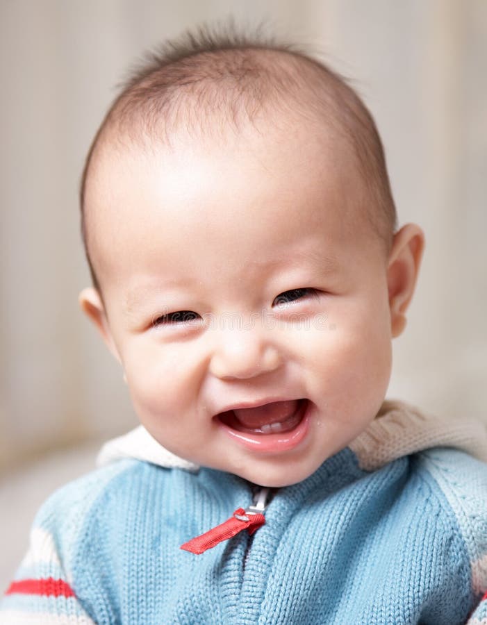 Bebé feliz foto de archivo. Imagen de porcelana, entusiasmo - 7474148
