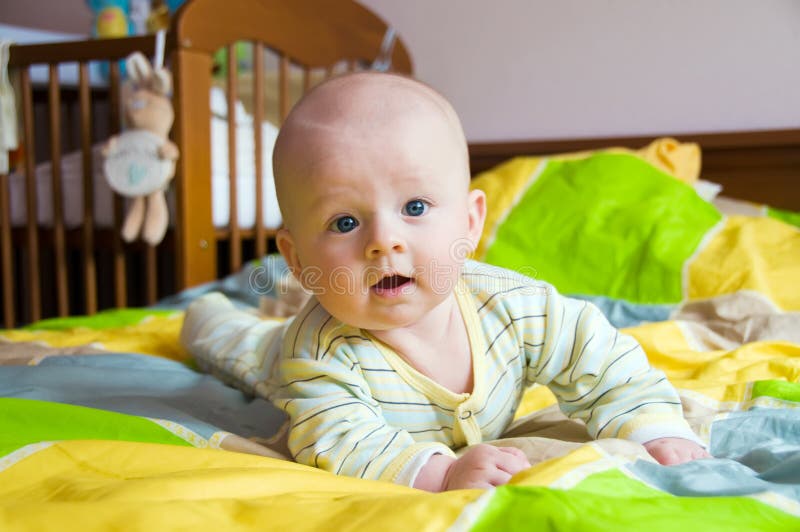 Sonrisa Feliz Con Los Pelos Uncombed, Muchacho Despeinado Activo Del ...