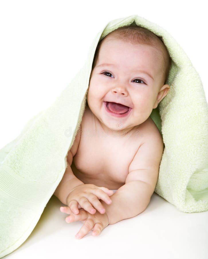 Bebé feliz con la toalla imagen de archivo. Imagen de newborn - 6855205