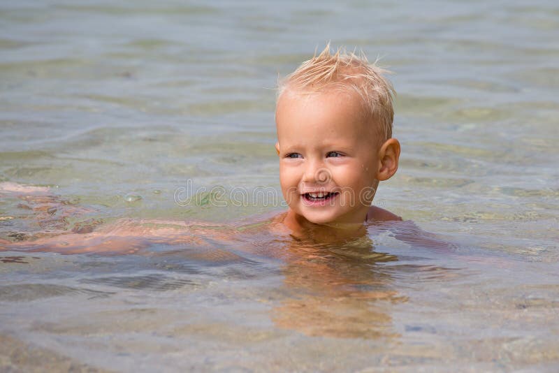 Bebé feliz en el mar foto de archivo. Imagen de poco - 39266266