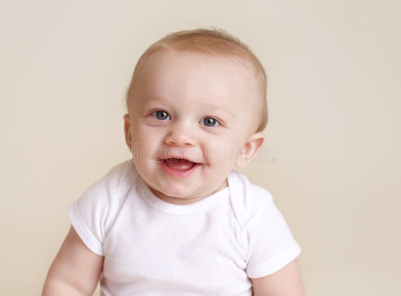 Bebé Feliz Que Sonríe Y Que Ríe Imagen de archivo - Imagen de sano ...