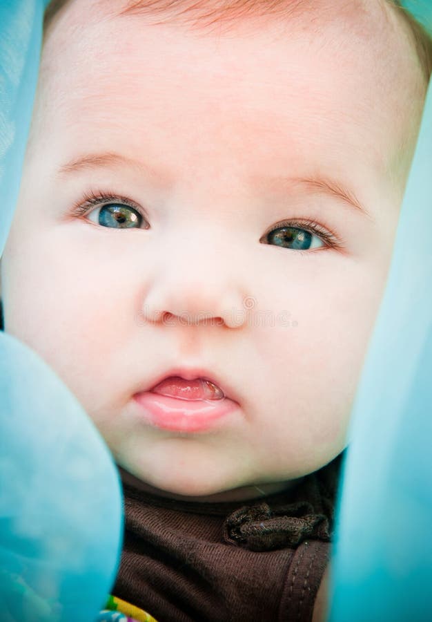 Bebé hermoso con el azul foto de archivo. Imagen de labios - 19826432
