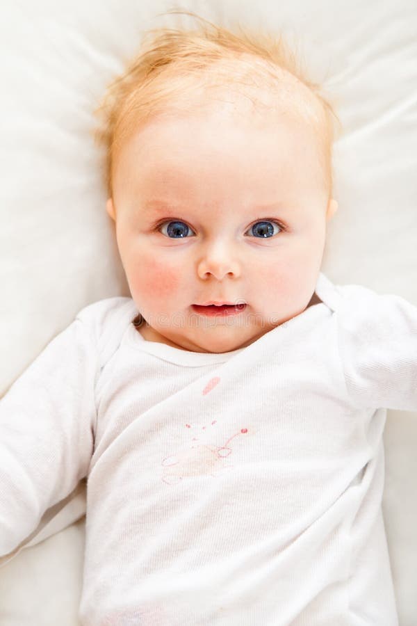 Bebé Infantil Caucásico De Beaufiful Foto de archivo - Imagen de madre ...