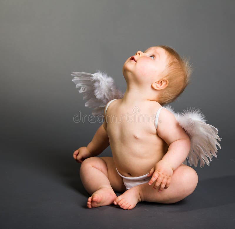 Angel Baby Con Las Alas Que Se Arrastran En El Cielo, Cupido De La ...