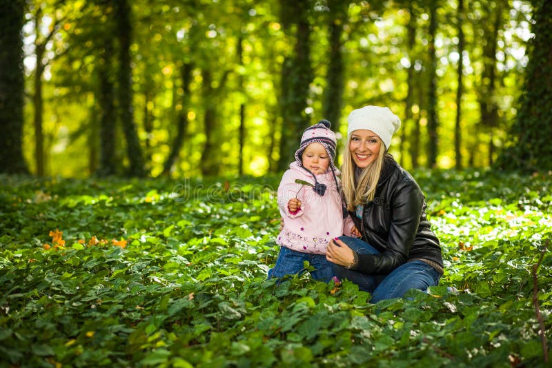 Bebé en el parque imagen de archivo. Imagen de lindo - 27459675