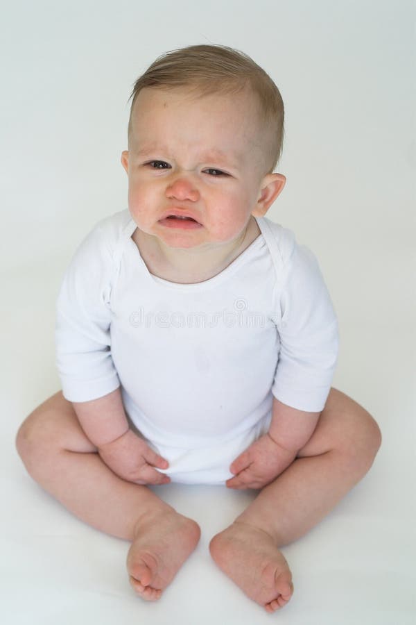 Bebé irritable foto de archivo. Imagen de descalzo, pies - 2412670