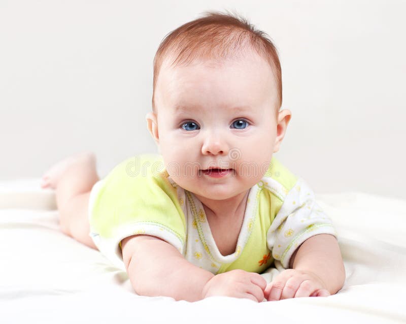 El Pequeño Bebé Lindo Está Hablando En El Teléfono Celular Foto de ...