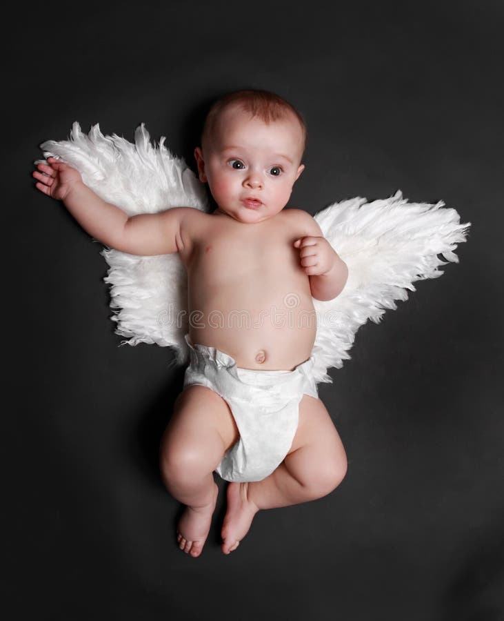 Pequeño ángel Feliz Del Bebé Con Las Alas Imagen de archivo - Imagen de ...