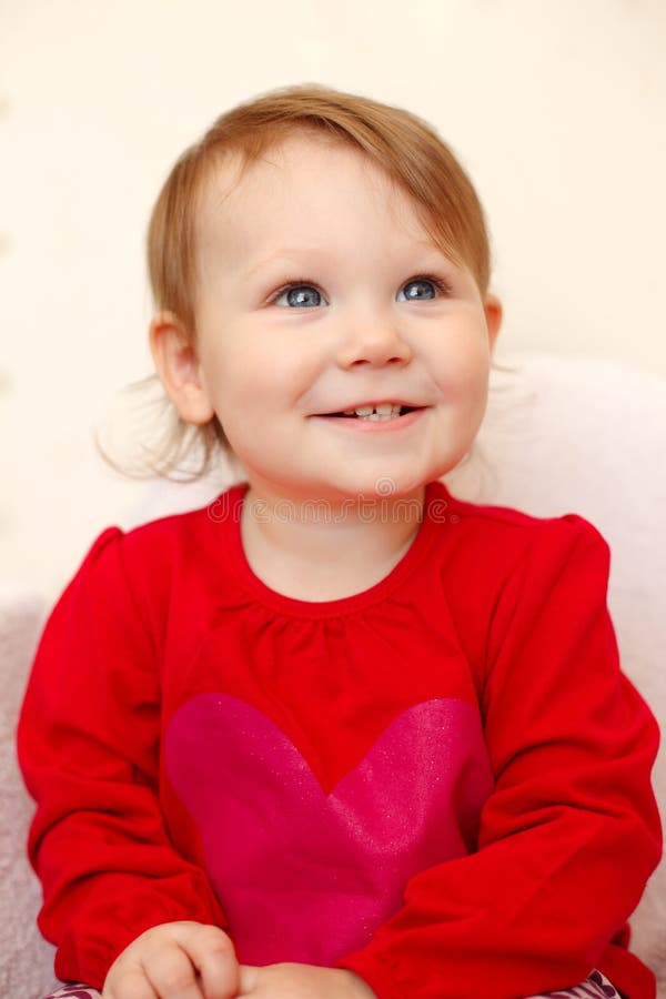 Pequeño bebé sonriente imagen de archivo. Imagen de manta - 14548705