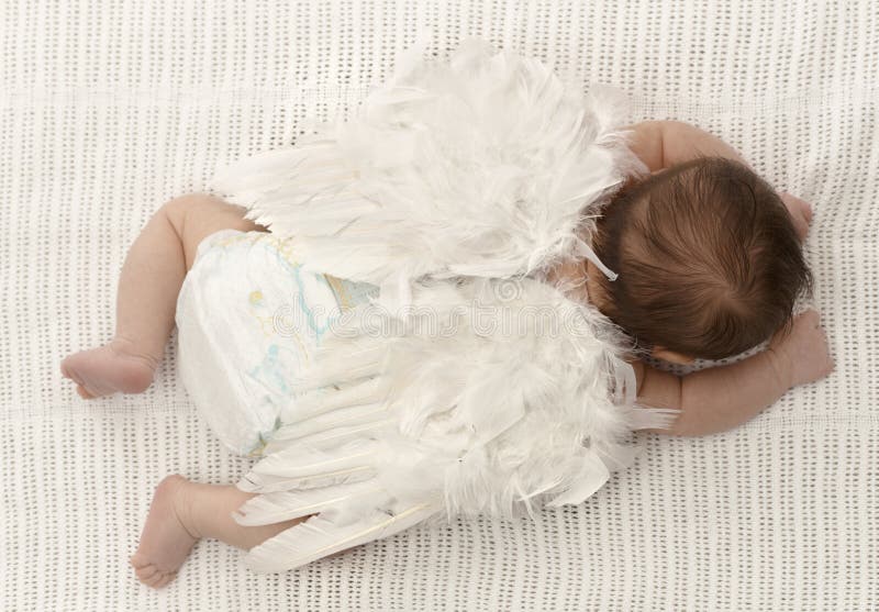 Bebé Minúsculo Con Las Alas Del ángel Imagen de archivo - Imagen de ...