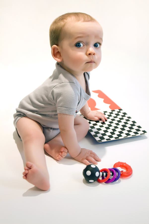 Bebé Pequeno Com Brinquedos Foto de Stock - Imagem de macho, infância ...