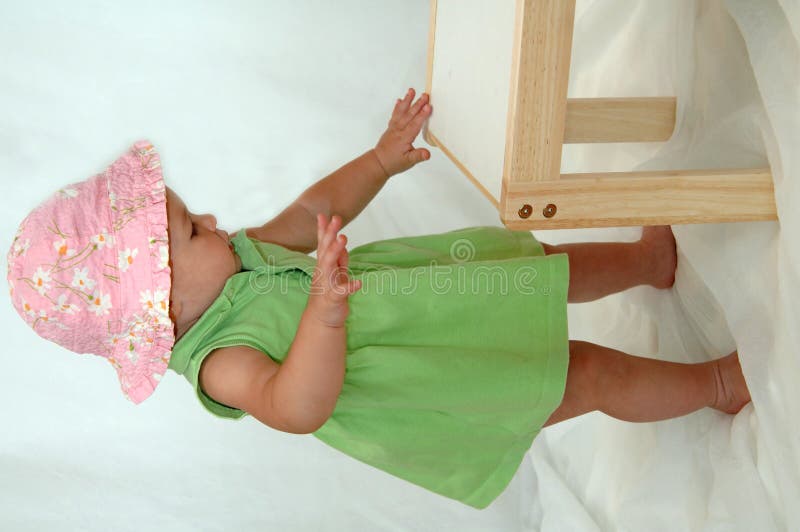 Bebé que aprende colocarse foto de archivo. Imagen de desarrollo - 2474062