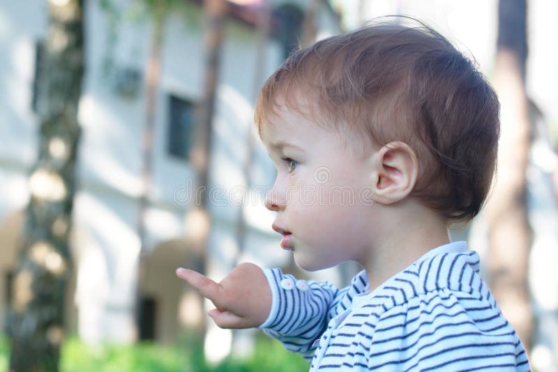 El Bebé Está Señalando Un Finger. Imagen de archivo - Imagen de ...