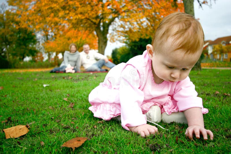 Bebé que siente la textura foto de archivo. Imagen de aprecio - 3581826
