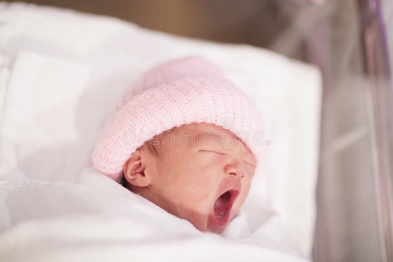 Bebé en incubadora foto de archivo. Imagen de bueno, bebé - 83990490