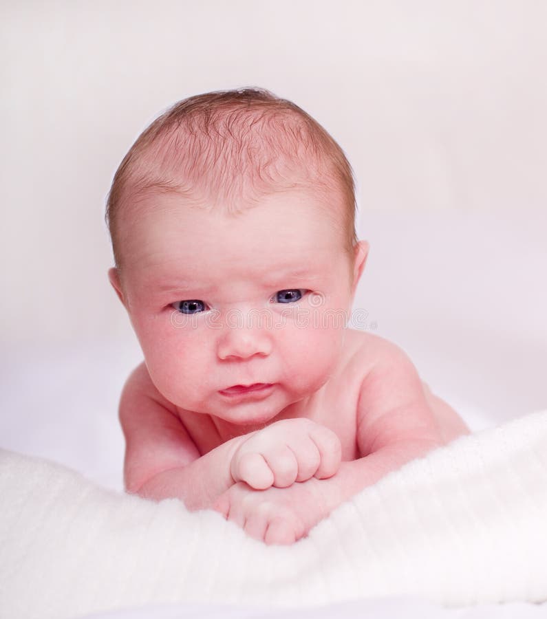 Bebé recién nacido hermoso imagen de archivo. Imagen de inocente - 28696943