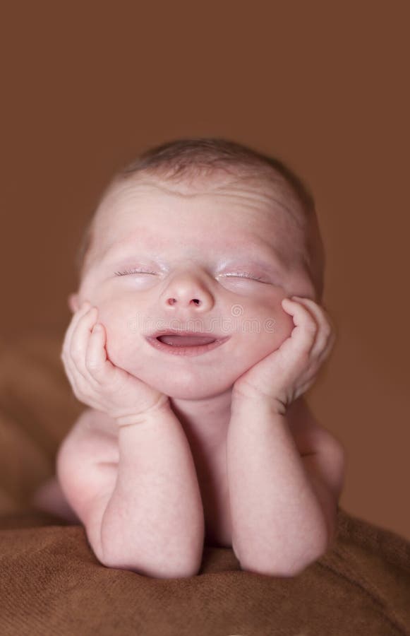 Bebé Recién Nacido Sonriente Imagen de archivo - Imagen de hermoso ...