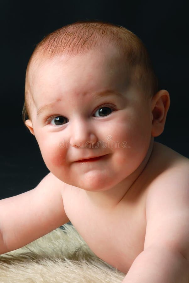 Bebé sonriente con la flor imagen de archivo. Imagen de hesino - 13253015