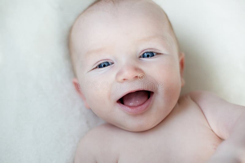 Bebé sonriente foto de archivo. Imagen de azul, blanco - 14164762