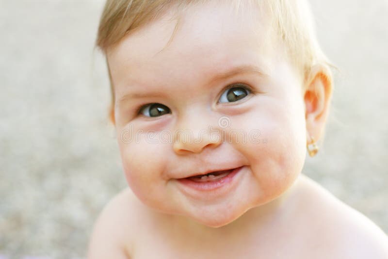 Bebé sonriente imagen de archivo. Imagen de agradable - 1899091