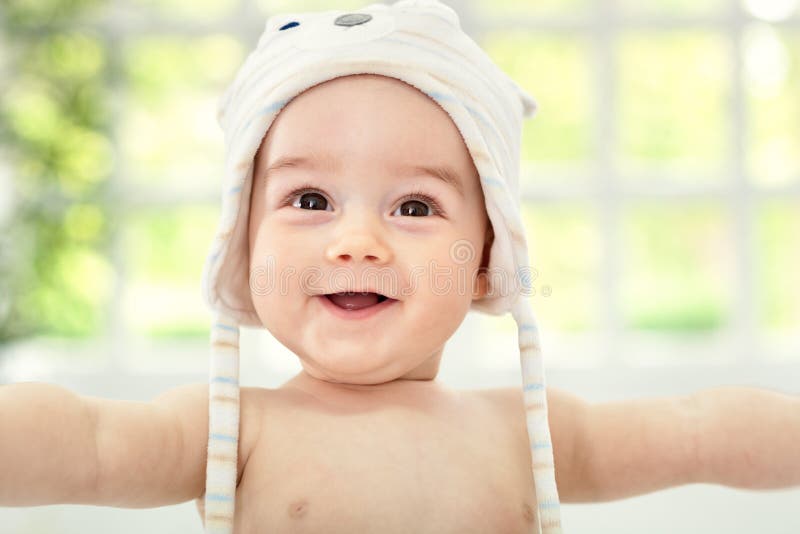 Bebé Sonriente Con El Sombrero Imagen de archivo - Imagen de flojo ...