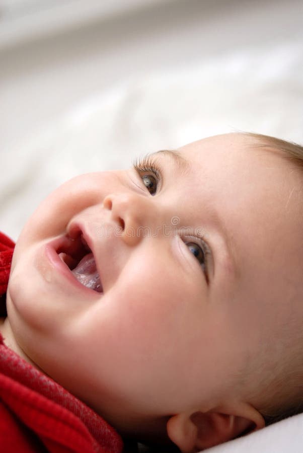 Bebé sonriente foto de archivo. Imagen de adorable, dedos - 6954022